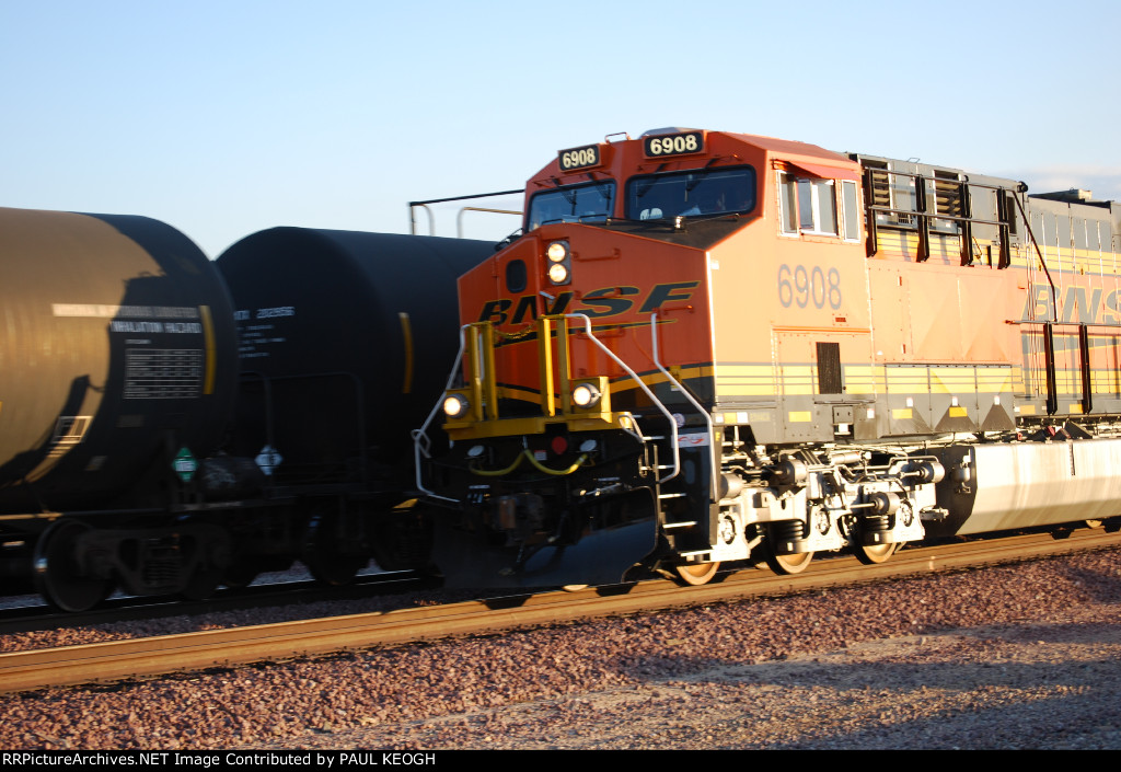 BNSF 6980 Leads the WEL-LAI towards LA with BNSF 6861 behind her.